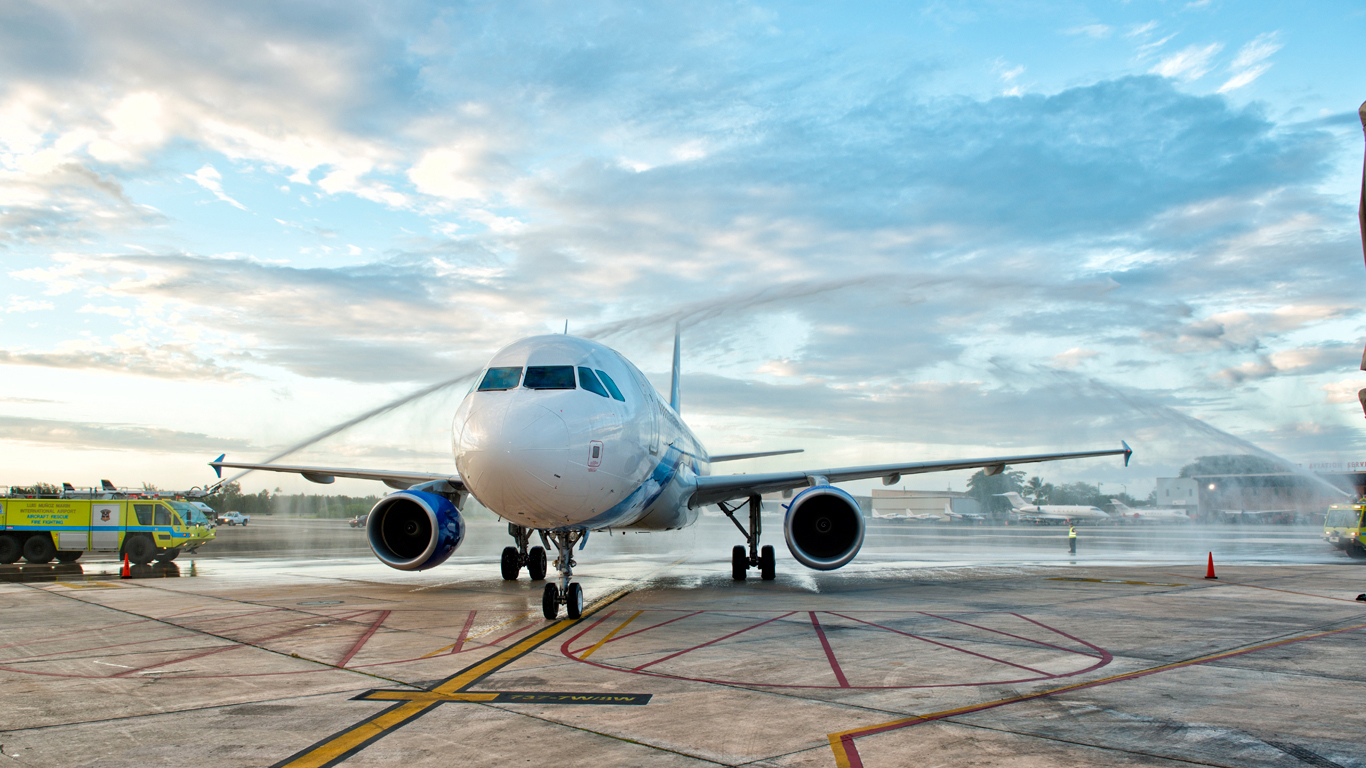 Airplane at Luis Muoz Marn International Airport.jpg | Discover Puerto Rico