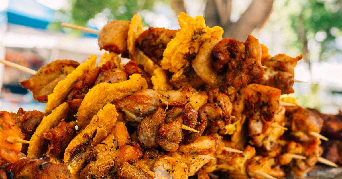 Pinchos De Pollo Con Tostones